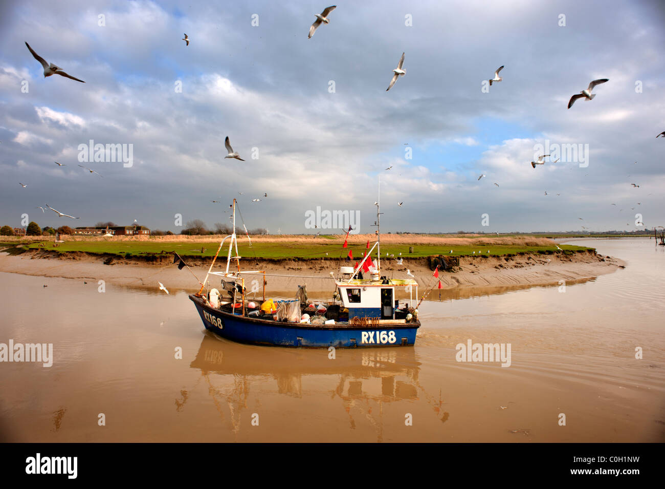 A fishing boat returning to Rye Harbour Stock Photo - Alamy