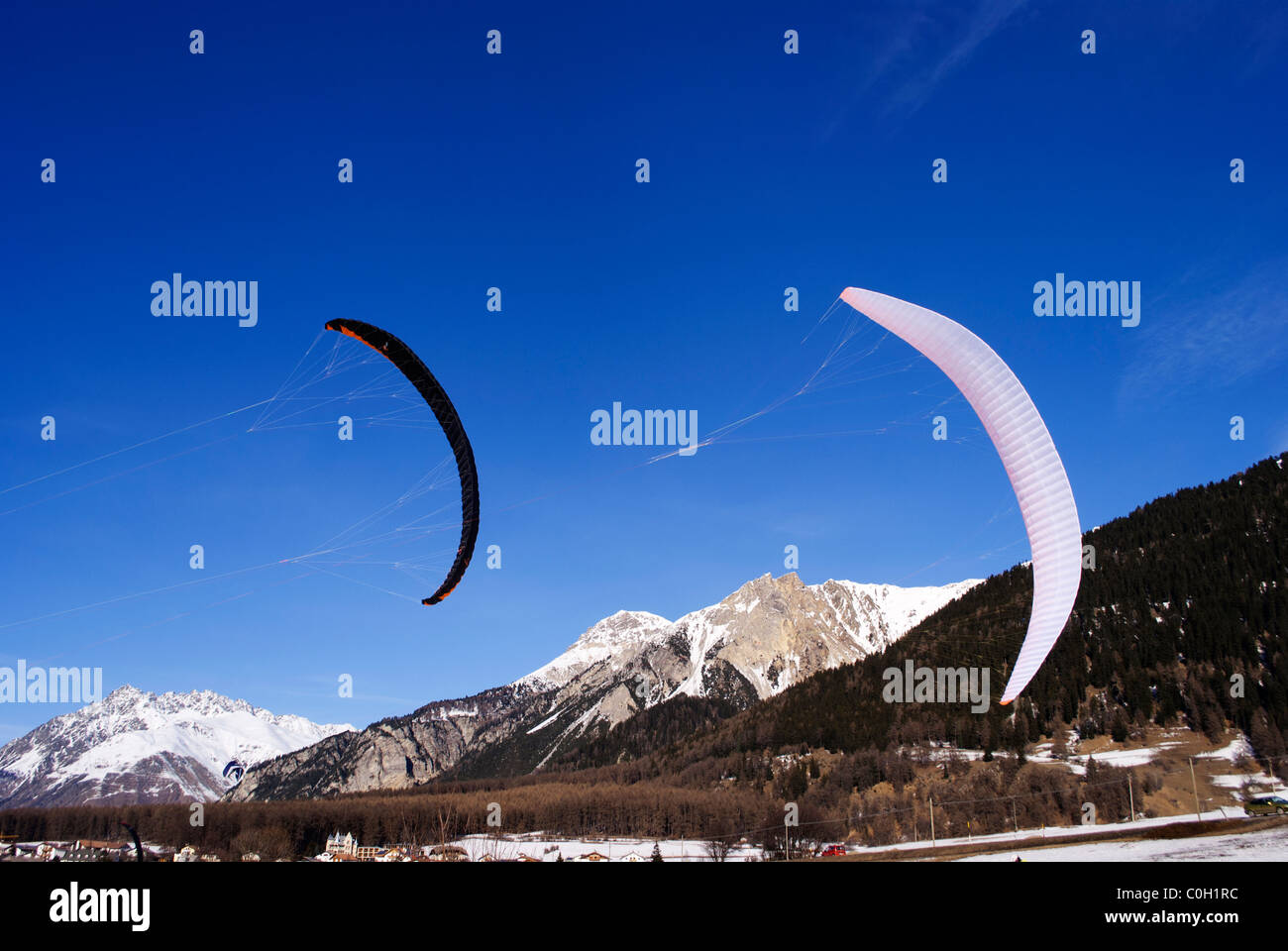 Traction kiting hi-res stock photography and images - Alamy