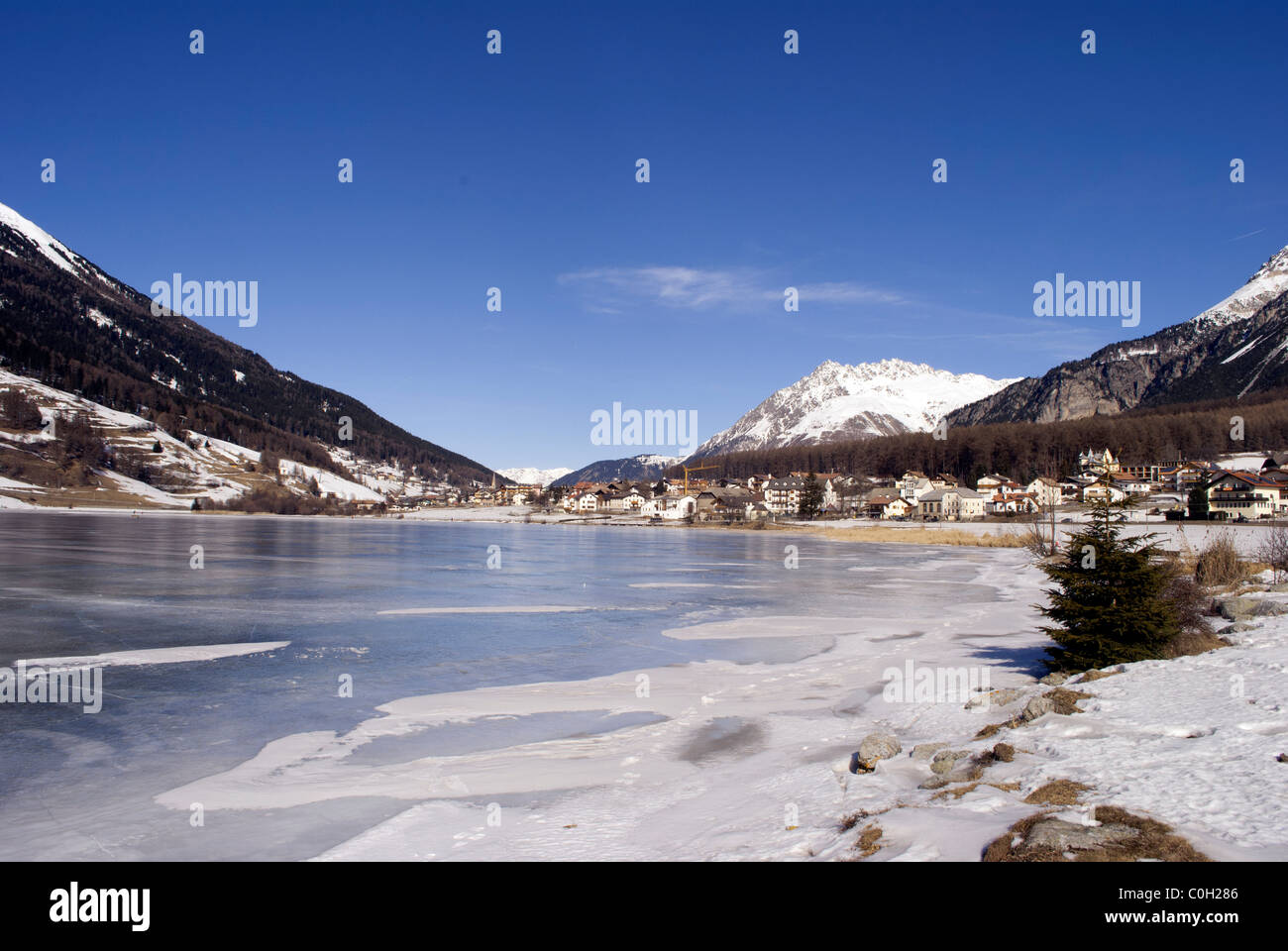 frozen lake in winter with views of the mountains Stock Photo - Alamy