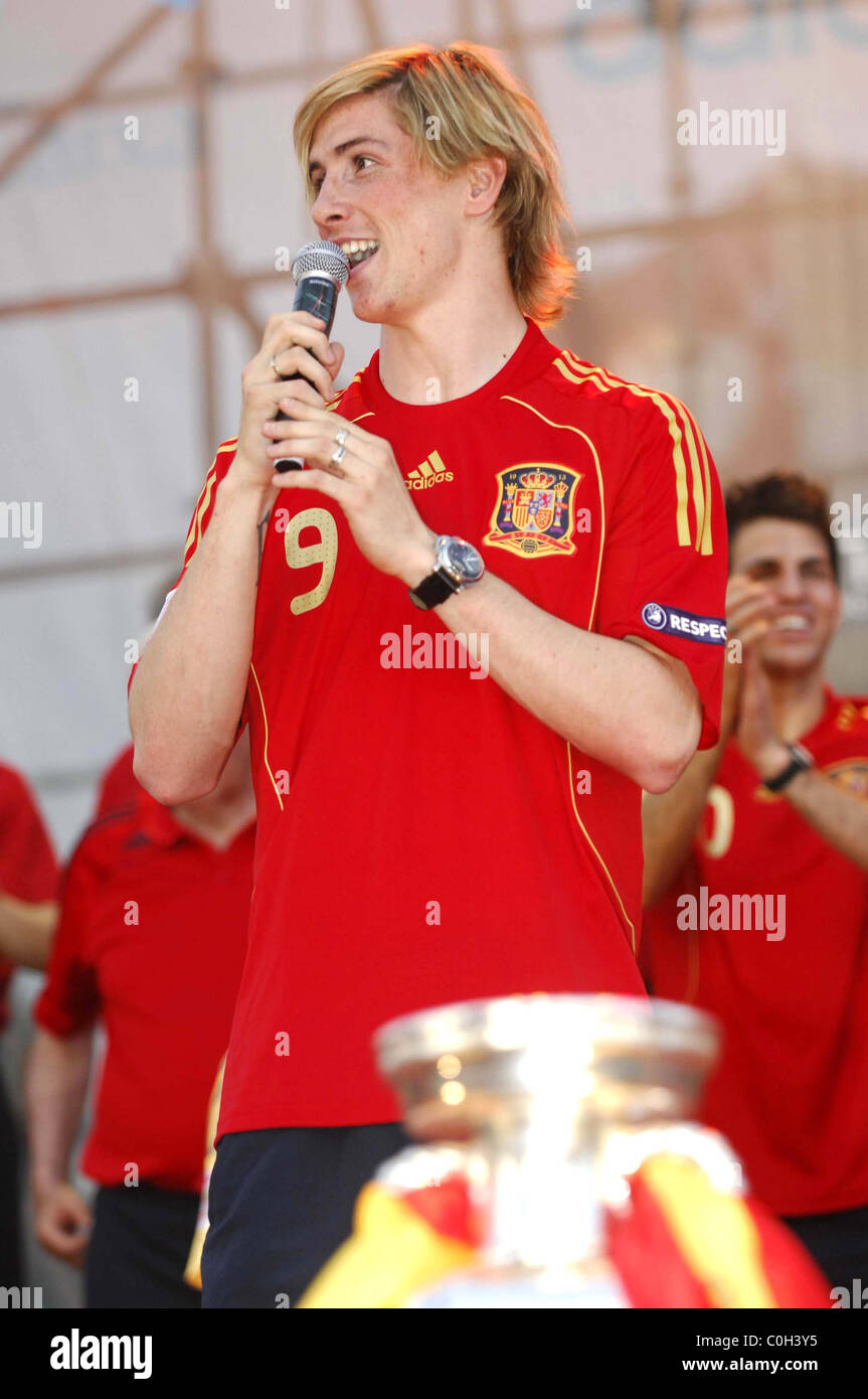 Fernando Torres speaks to the crowds The Spanish football team are ...