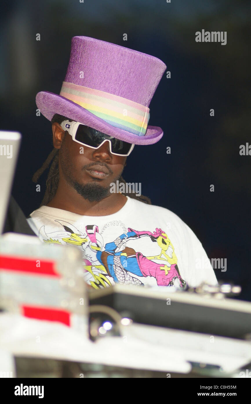 T-Pain performing at the 2008 South Florida summer fest at the Broward ...