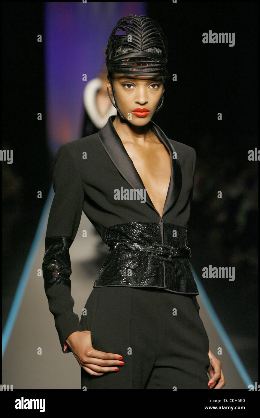 Model Paris Fashion Week Haute Couture Autumn/Winter 2008 - 2009 ...