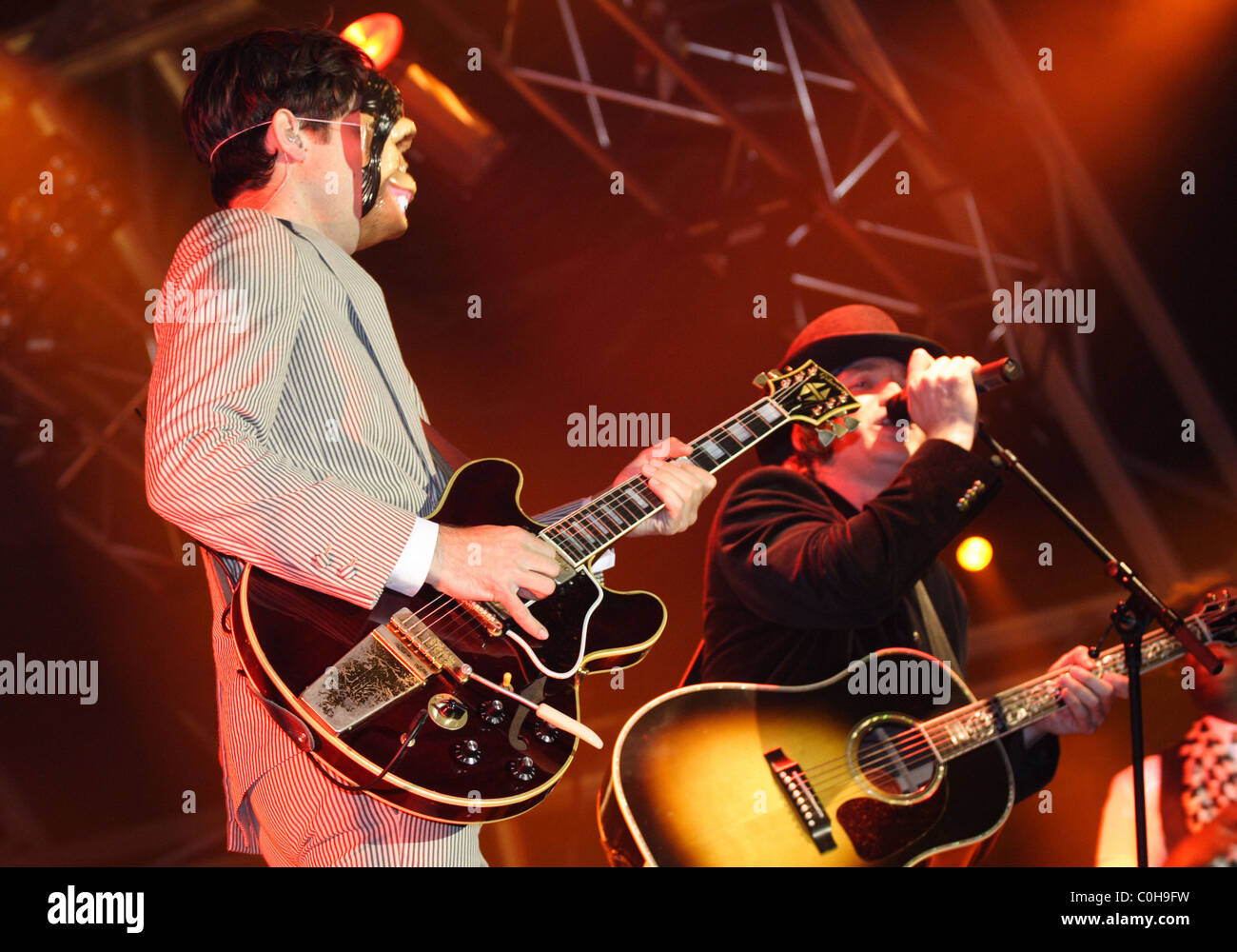 Mark ronson band hi-res stock photography and images - Alamy