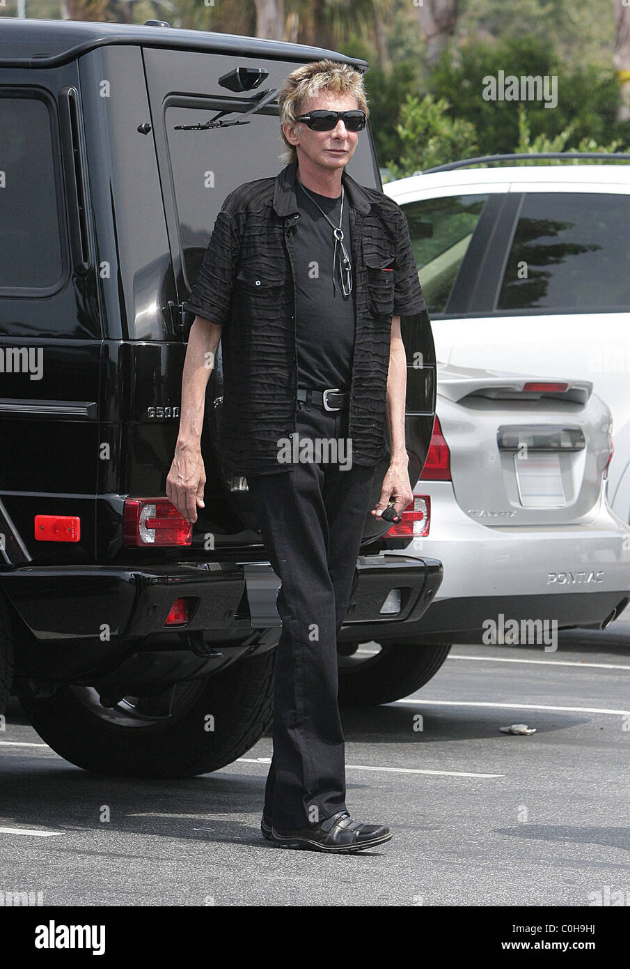 Pop superstar Barry Manilow celebrates America's 4th of July holiday by ...