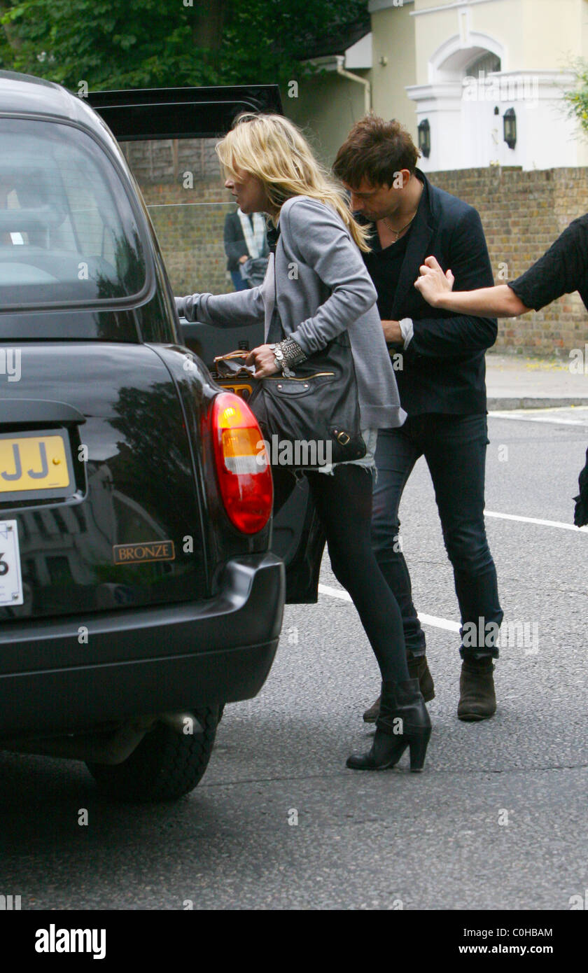 Kate moss jamie hince outside hi-res stock photography and images - Alamy