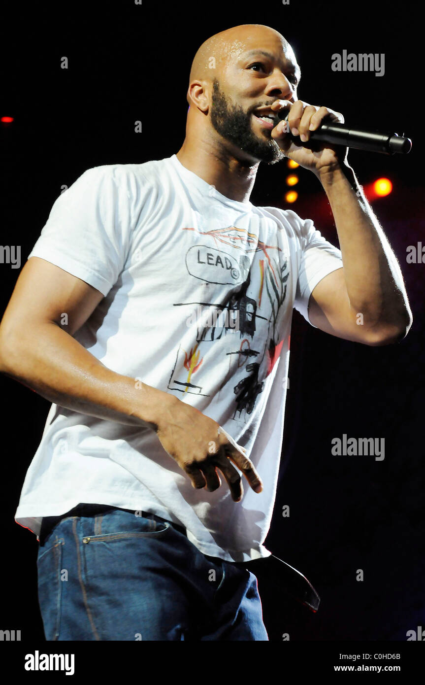 Common performing at the Boost Mobile Rock Corps at the Gibson ...