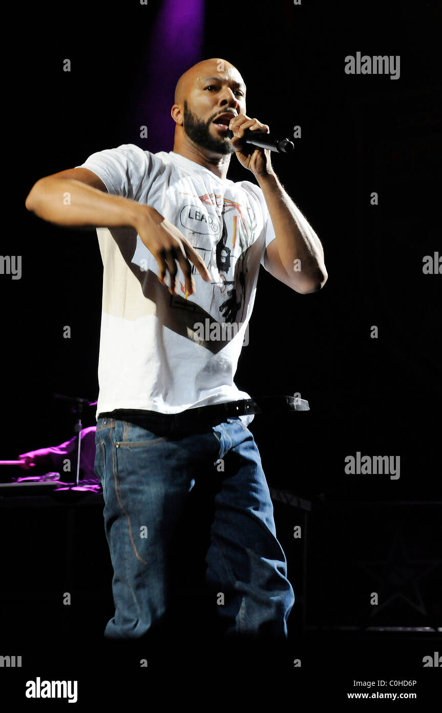 Common performing at the Boost Mobile Rock Corps at the Gibson ...