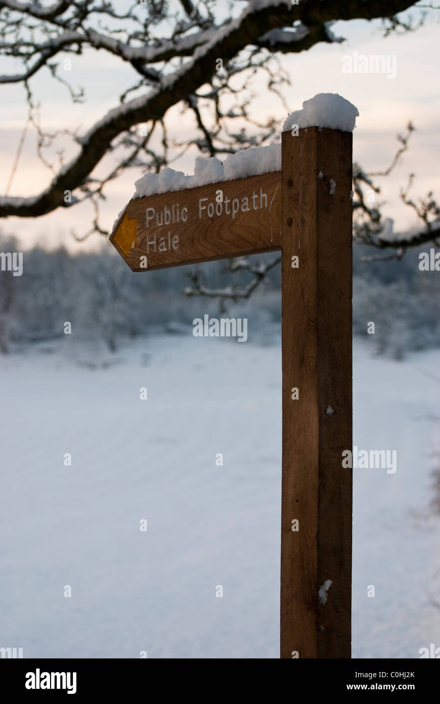 Signpost snow hi-res stock photography and images - Alamy