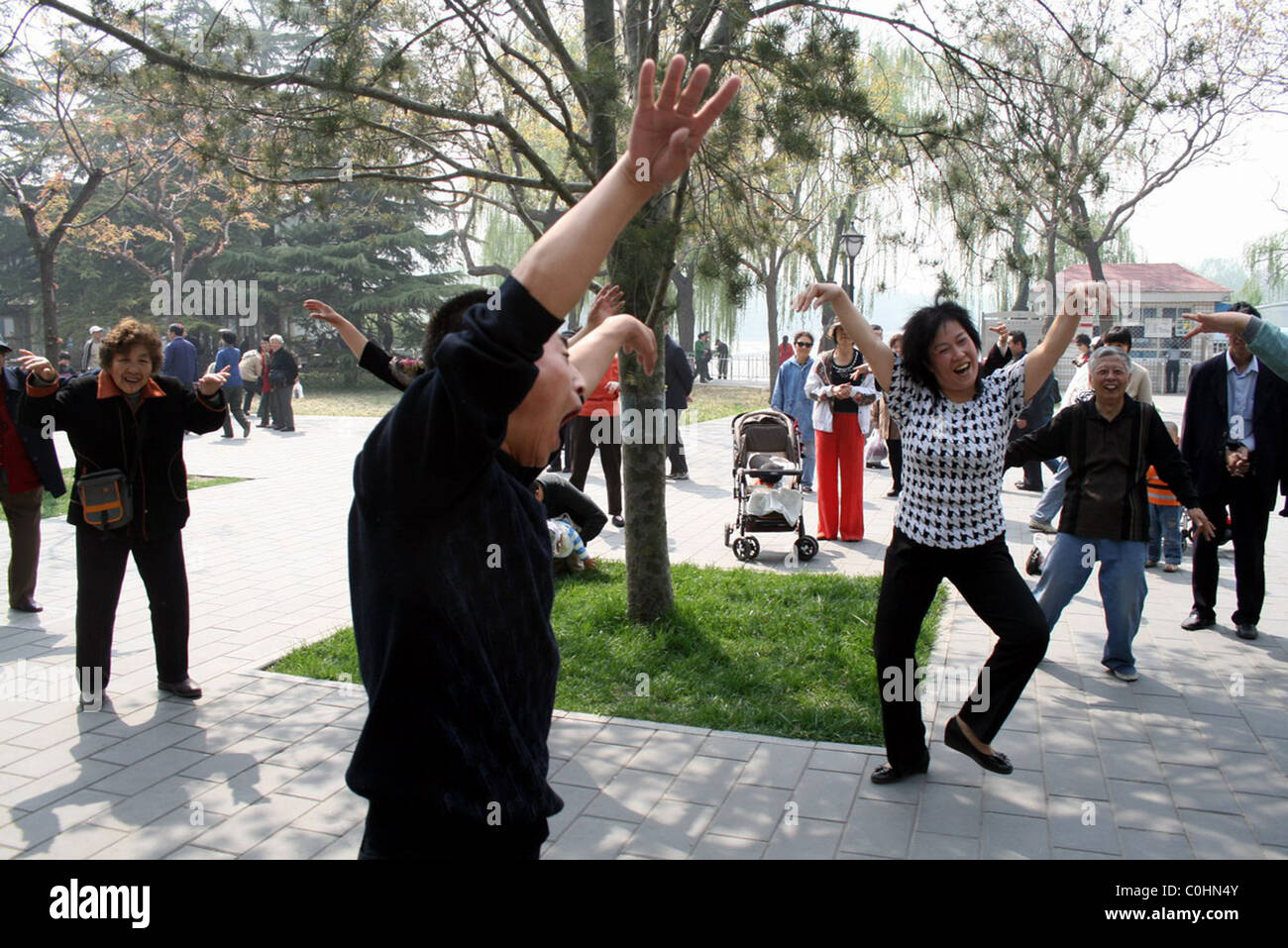 LAUGHING CLASS People in China have found a new way to keep fit ...
