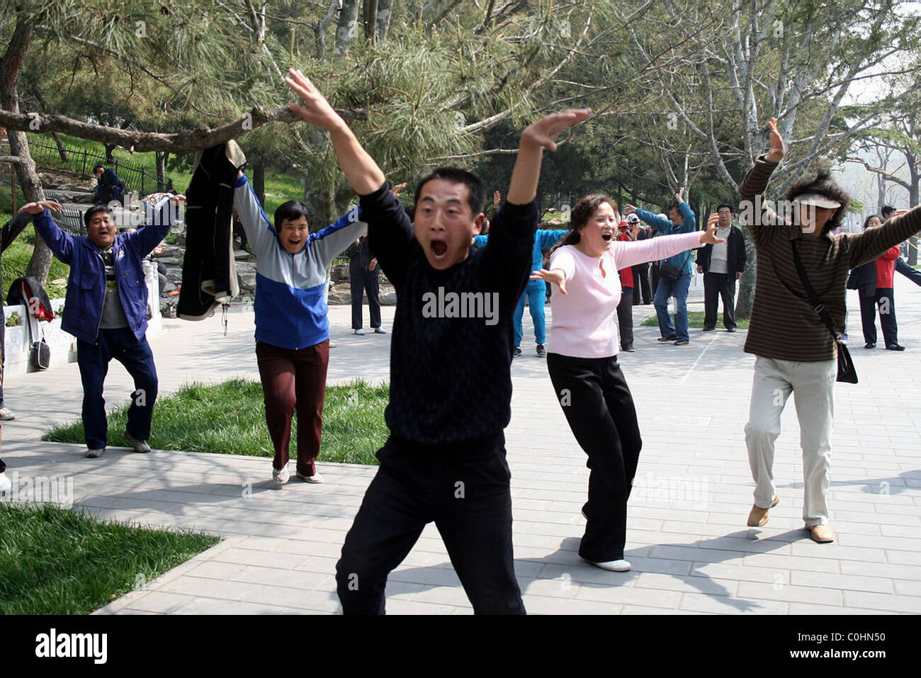 LAUGHING CLASS People in China have found a new way to keep fit ...