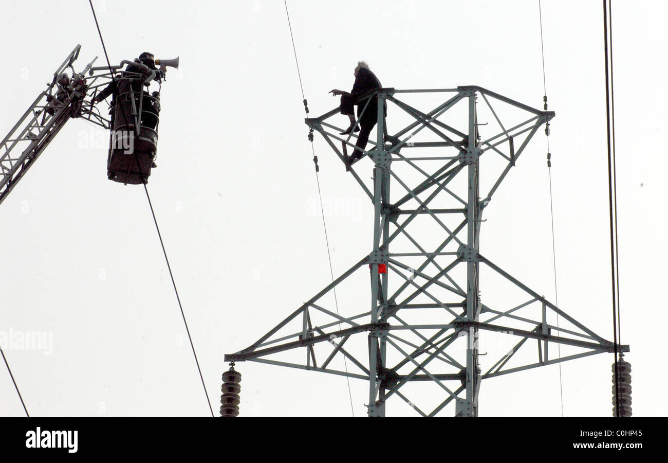 JUMPER FOILED Police in China managed to talk down a man who was ...
