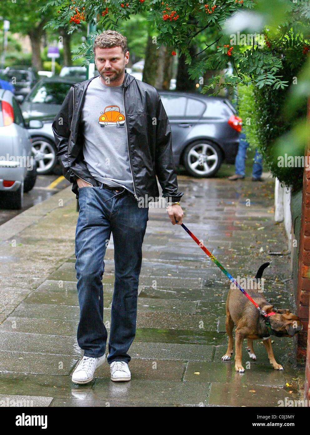 Ed Simons taking his ex-girlfriend Lily Allen's new dog for a walk ...