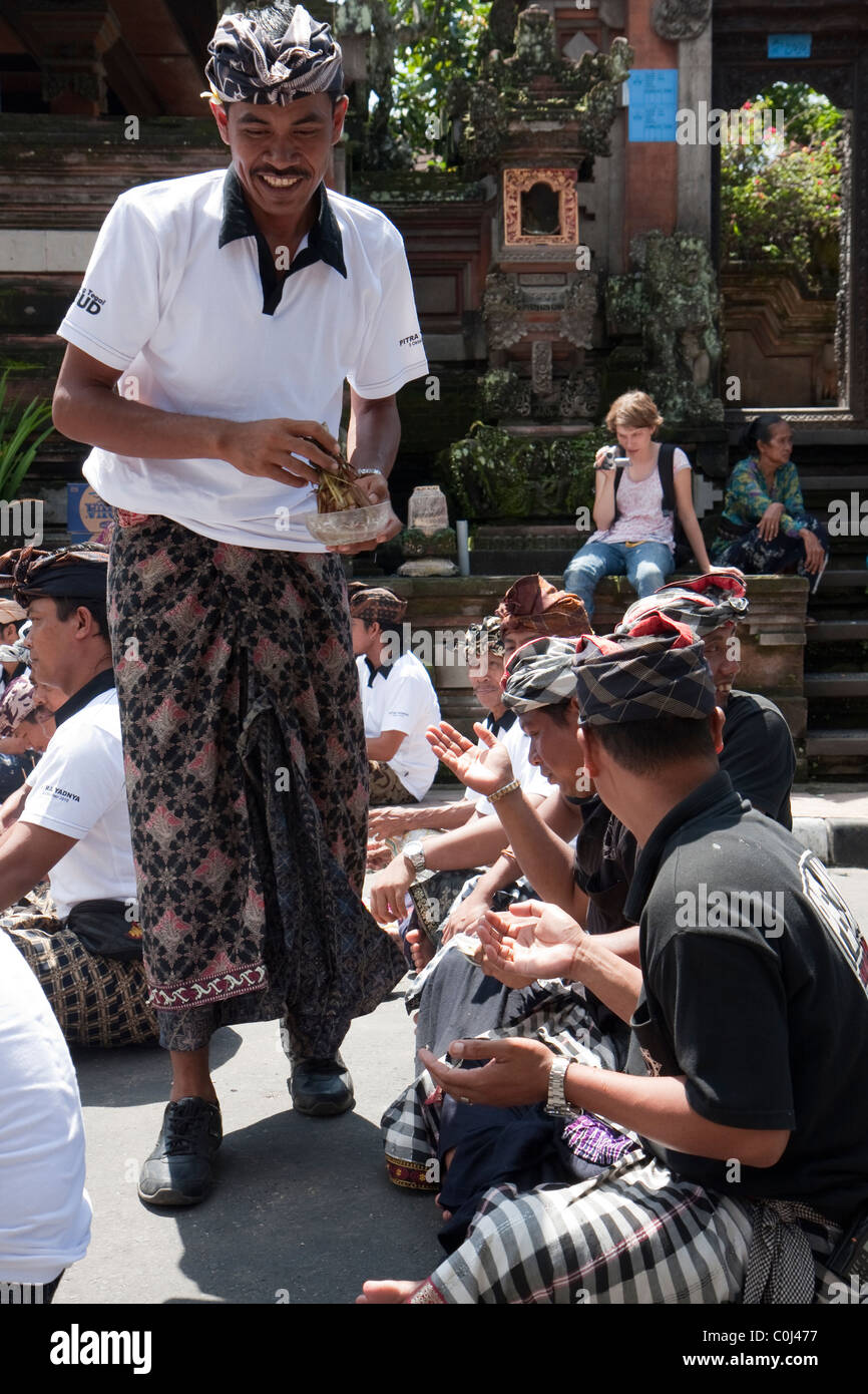 Balinese cremation bull and tower hi-res stock photography and images ...