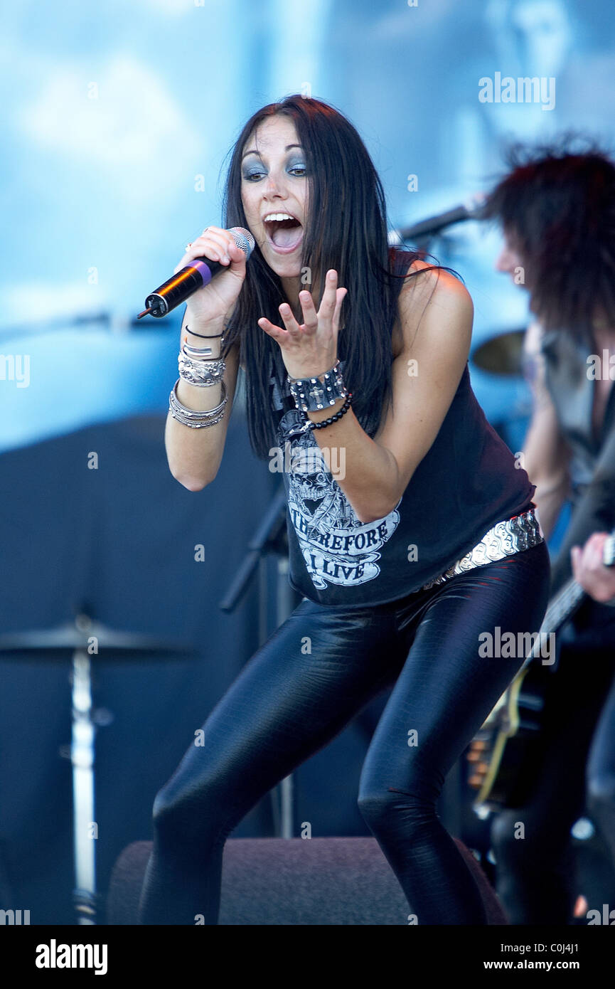 Lauren Harris performing live at SuperBock SuperRock - Day Two at ...