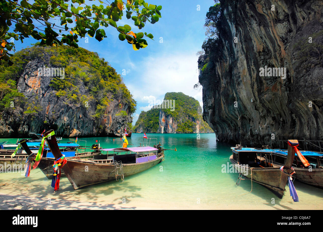 Long tailed thai boats hi-res stock photography and images - Alamy