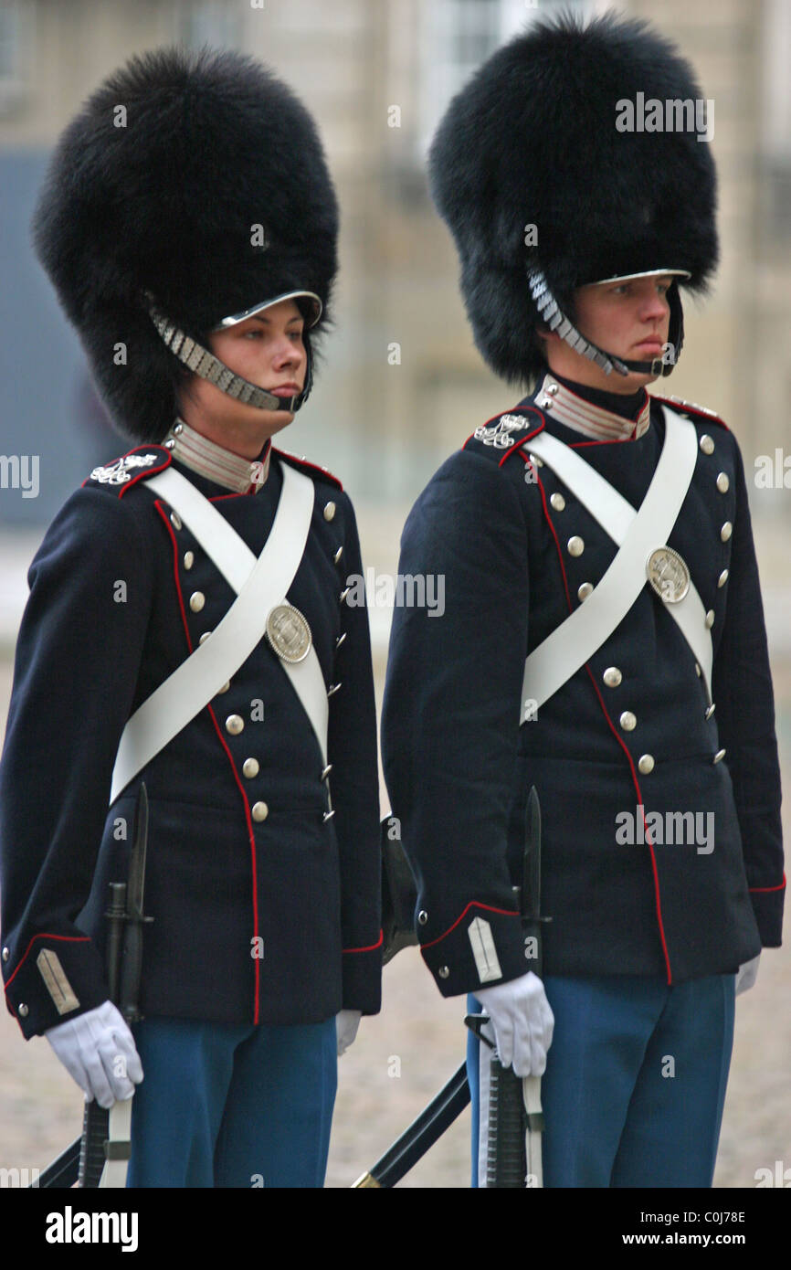 Guards at royal palace hi-res stock photography and images - Alamy