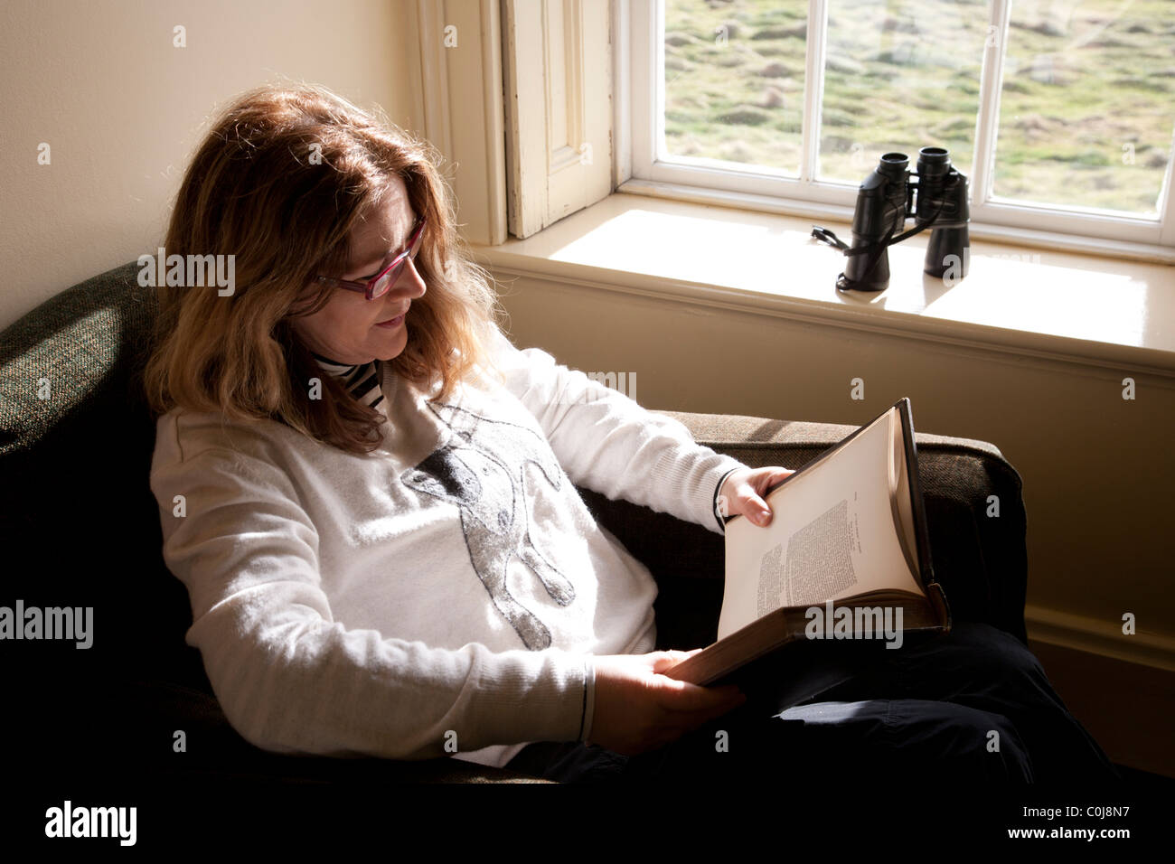 Elderly woman on her own hi-res stock photography and images - Alamy