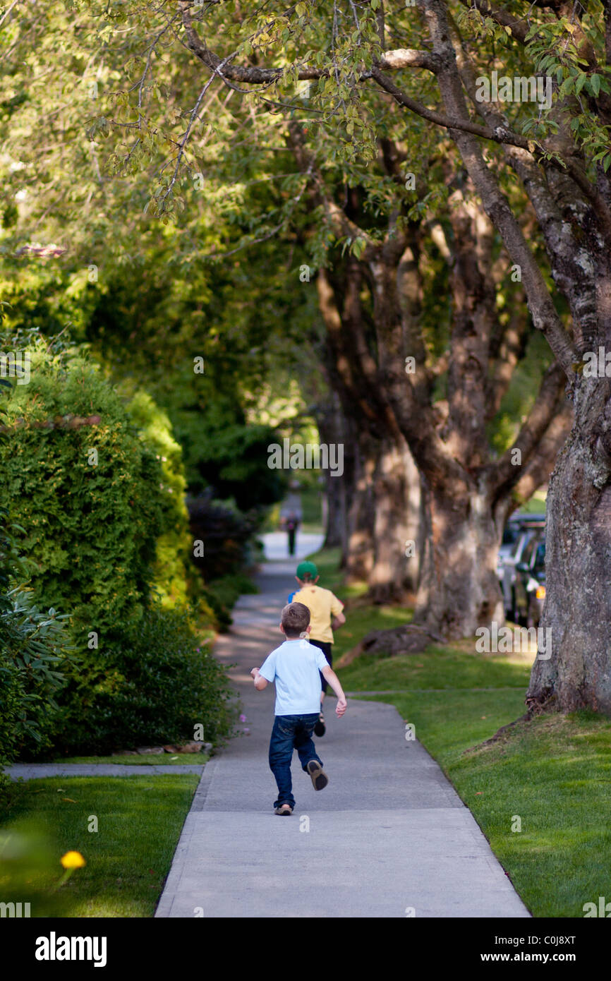 Boys run hi-res stock photography and images - Alamy