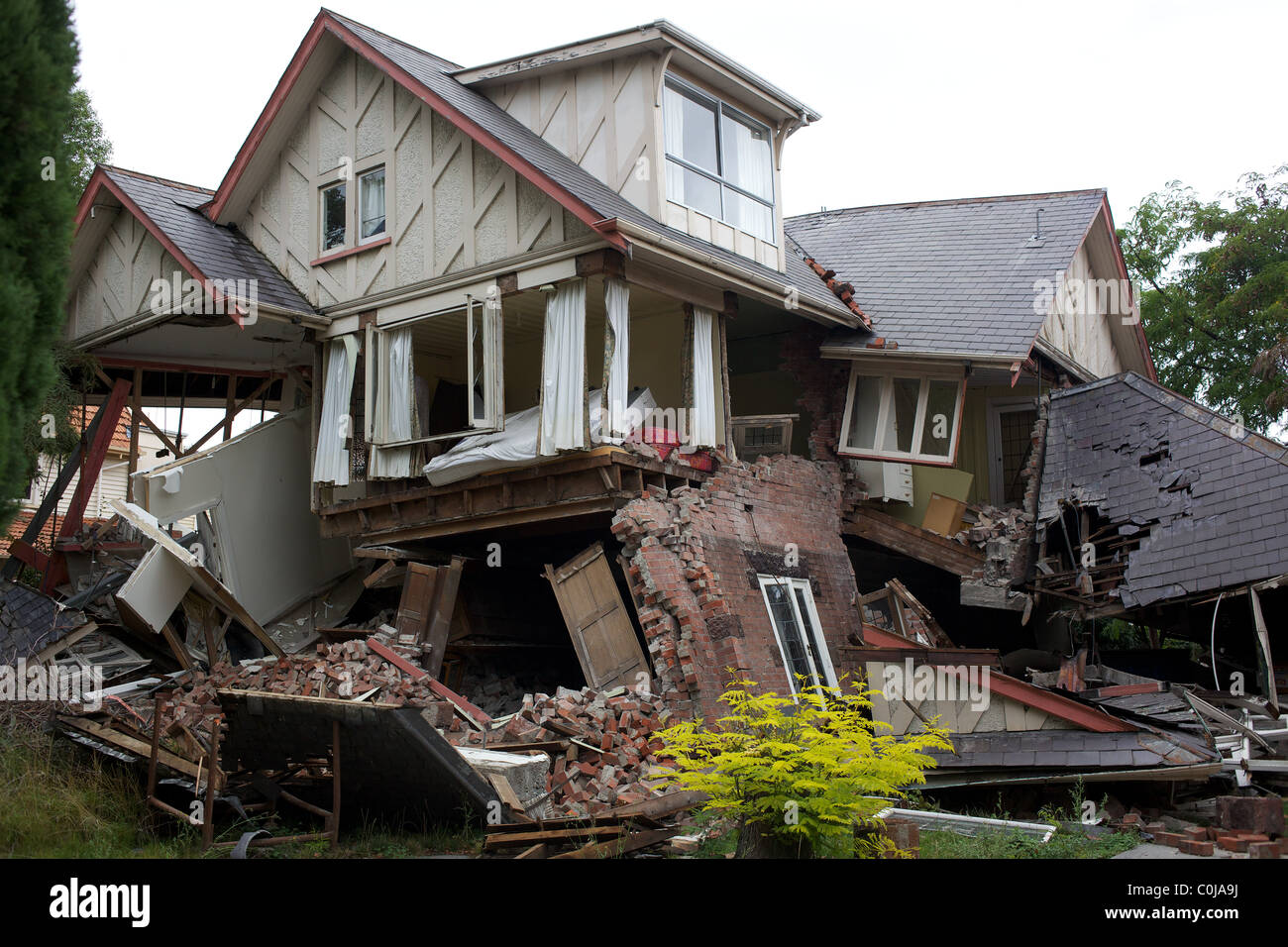 Earthquake building collapse hi-res stock photography and images - Alamy