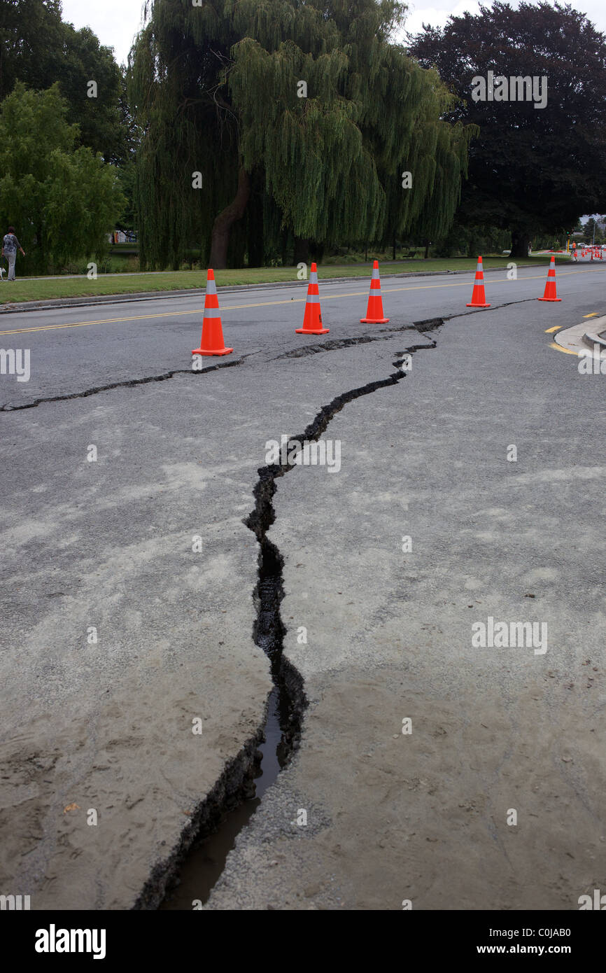 Earthquake crack hi-res stock photography and images - Alamy