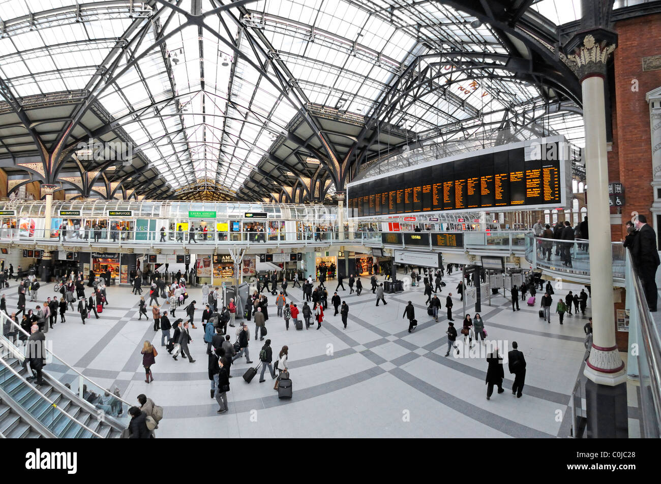 Liverpool street rail station hi-res stock photography and images - Alamy