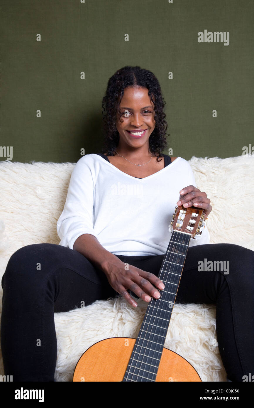 Smile pose guitar hi-res stock photography and images - Alamy