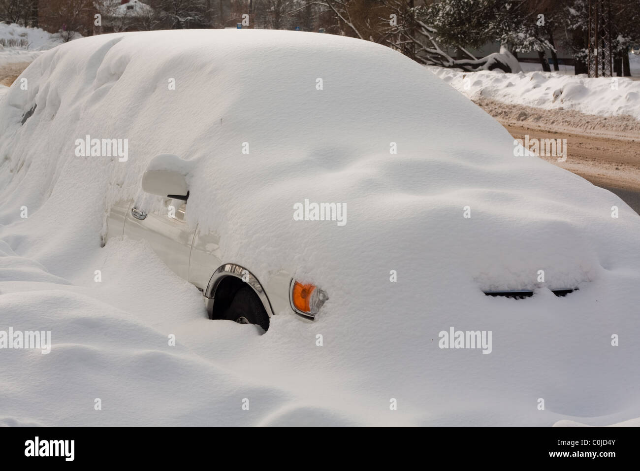 Car in snowbank hi-res stock photography and images - Alamy