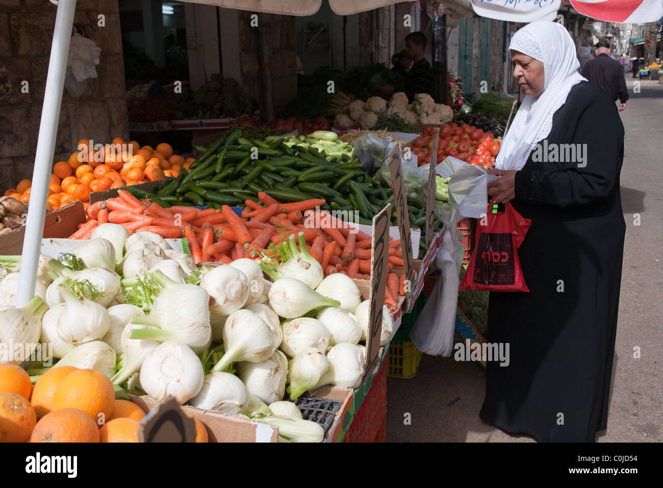 Female Arab in traditional clothing shopping at market Stock Photo - Alamy