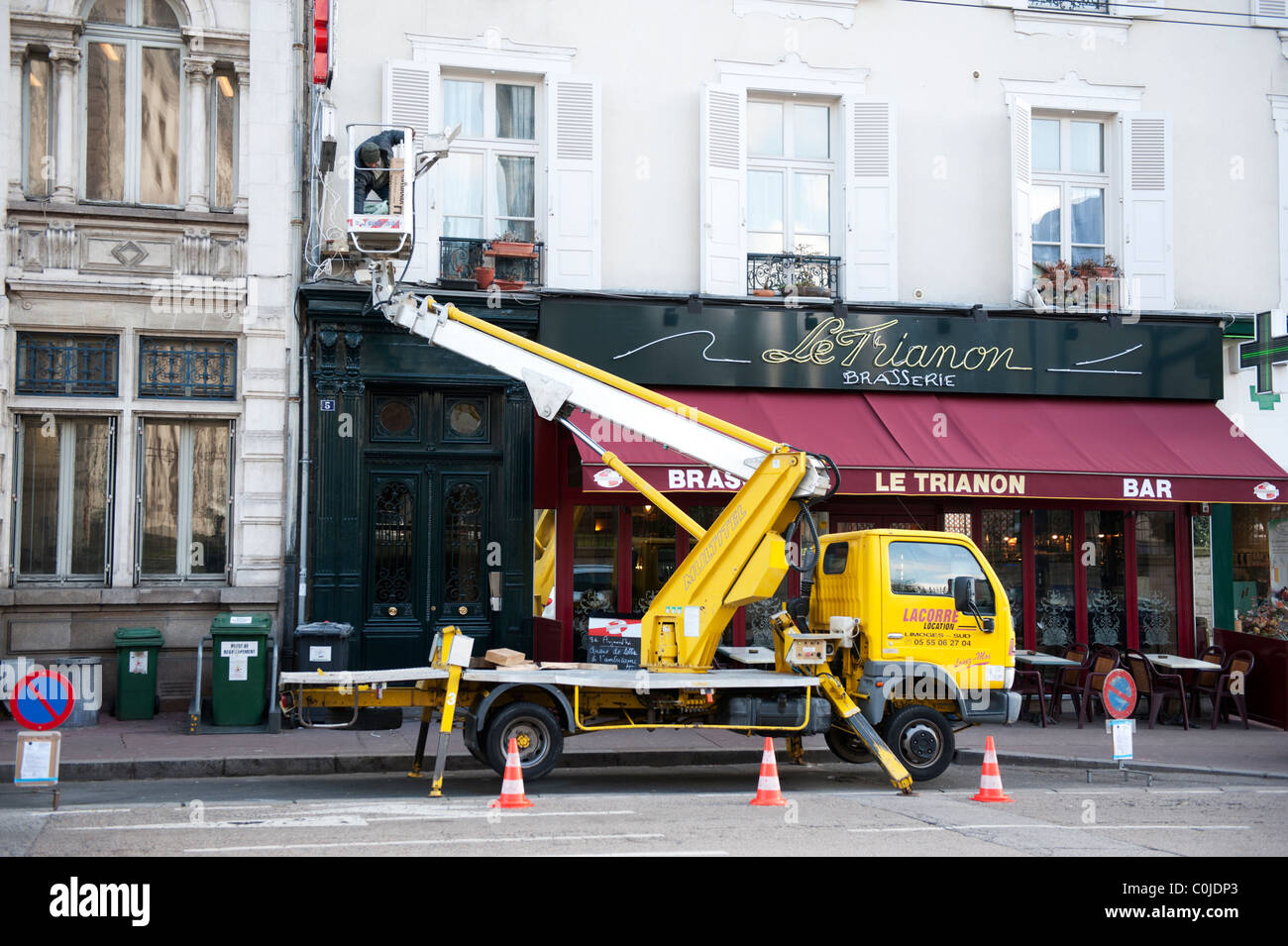 Workman in cherry picker hi-res stock photography and images - Alamy
