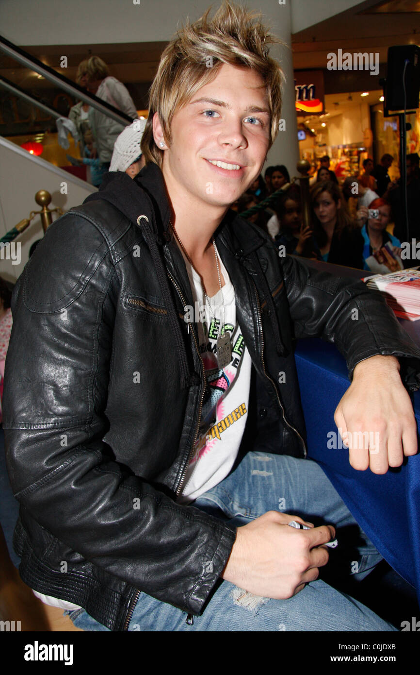 Dan beFour signing their new record at RingCenter shopping mall in ...