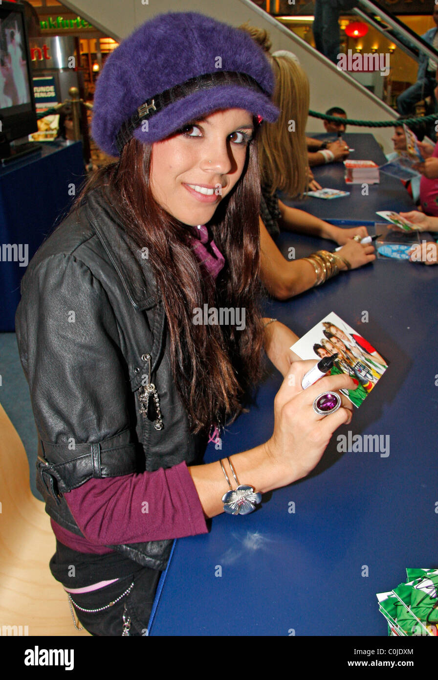 Manou beFour signing their new record at RingCenter shopping mall in ...