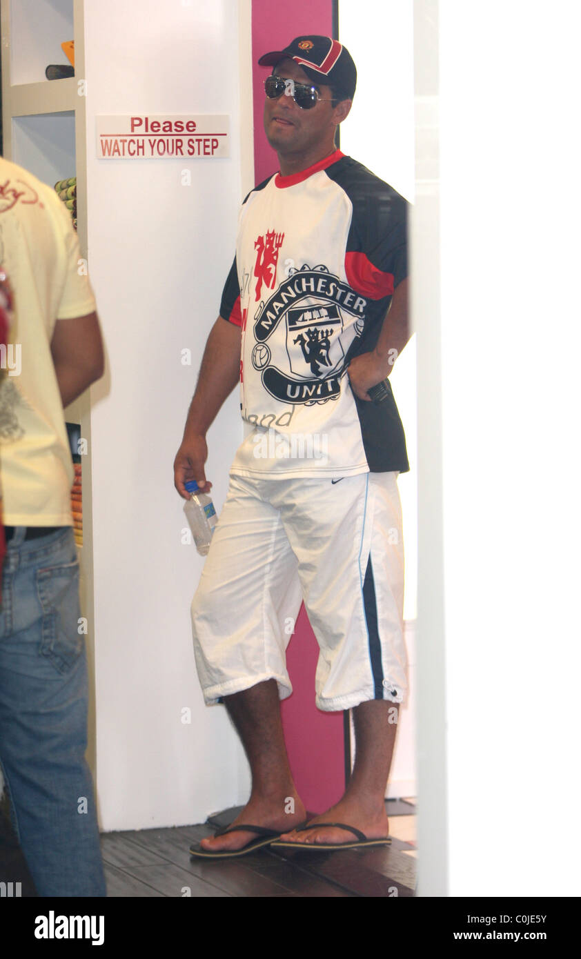 Cristiano ronaldo shopping on crutches hi-res stock photography and ...