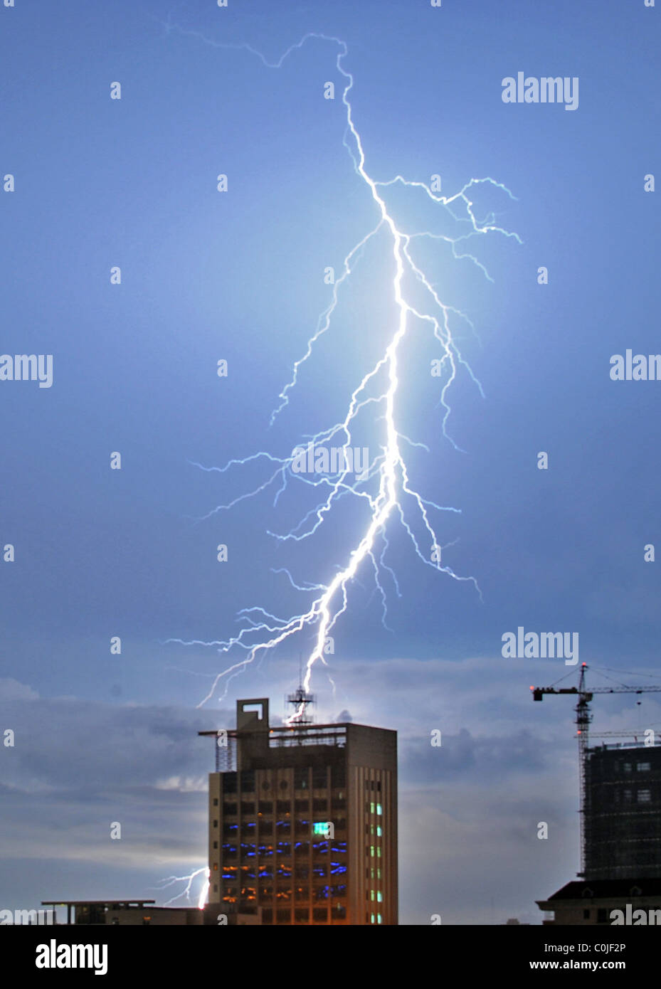STORM-THING ELSE This dramatic picture captures the moment a fork of ...
