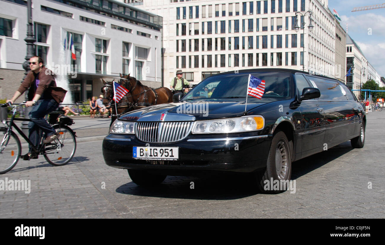 Atmosphere Barack Obama impersonator Luis Lay, a theater actor from ...