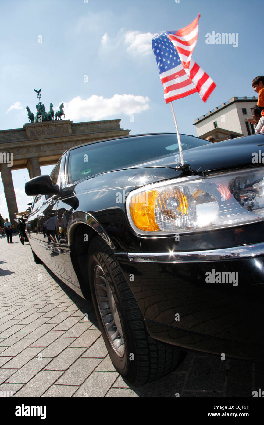 Atmosphere Barack Obama impersonator Luis Lay, a theater actor from ...
