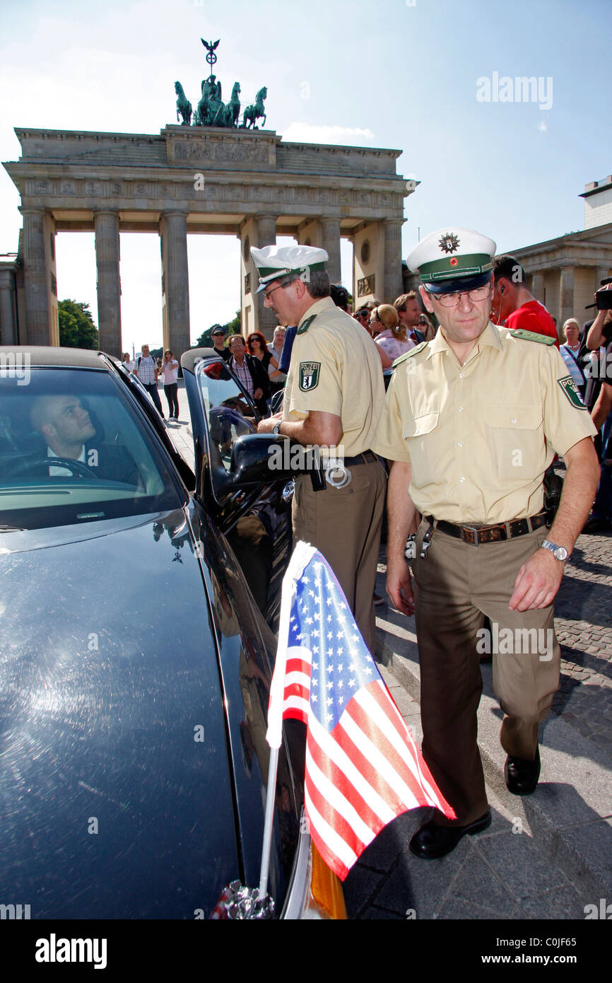 Atmosphere Barack Obama impersonator Luis Lay, a theater actor from ...