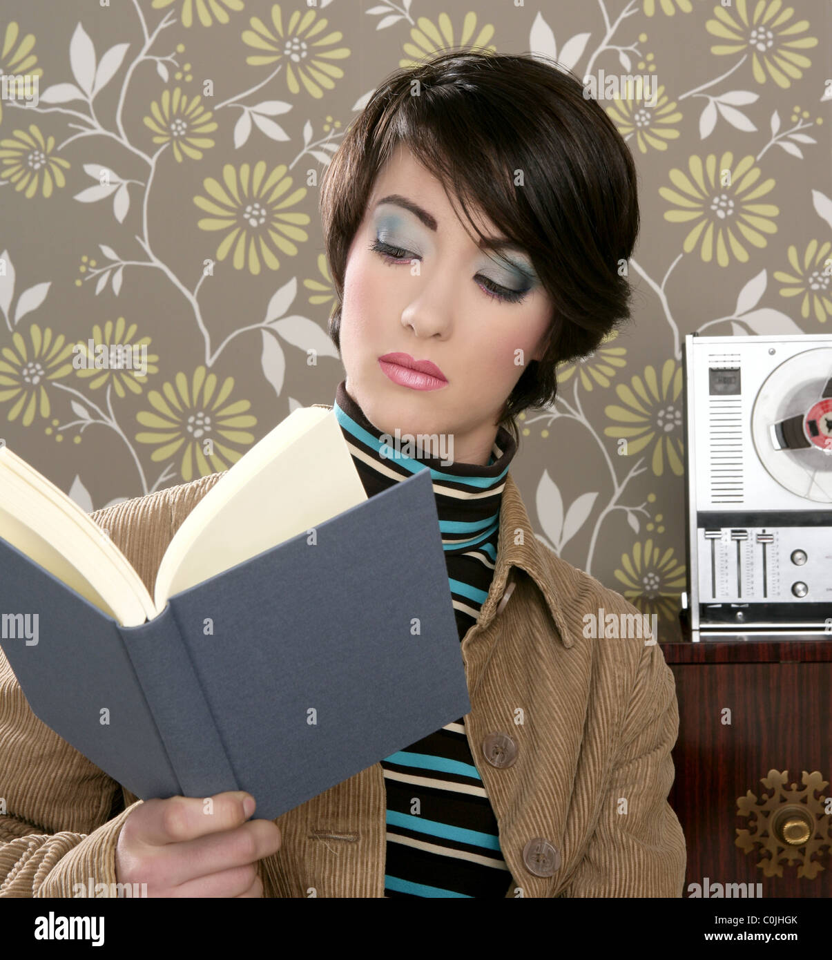 book reading woman retro 60s vintage wallpaper room Stock Photo - Alamy