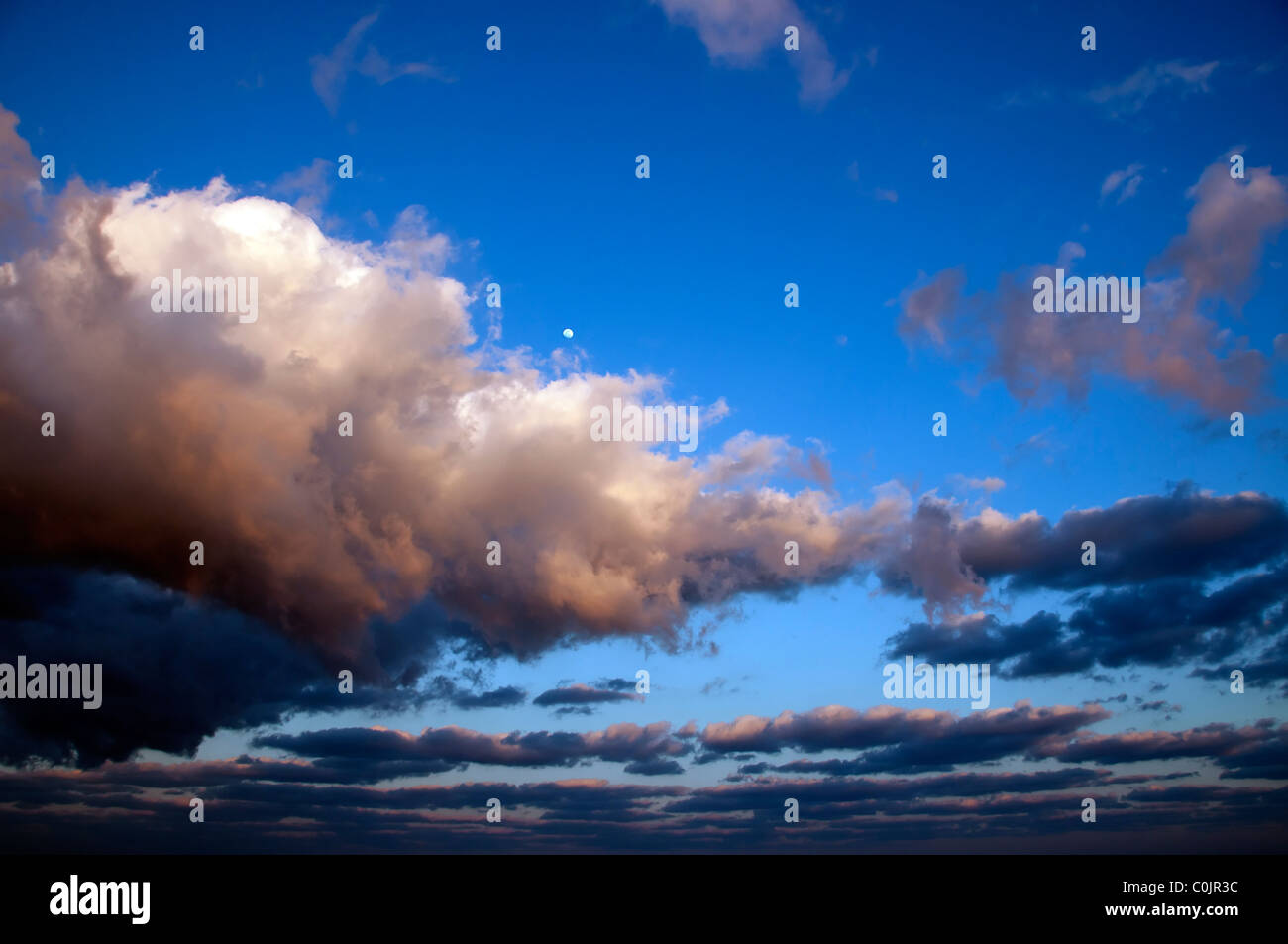 Dramatic sky clouds hi-res stock photography and images - Alamy