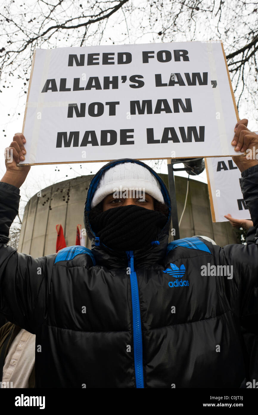 Islamic extremists protest opposite the London Libyan embassy and ...