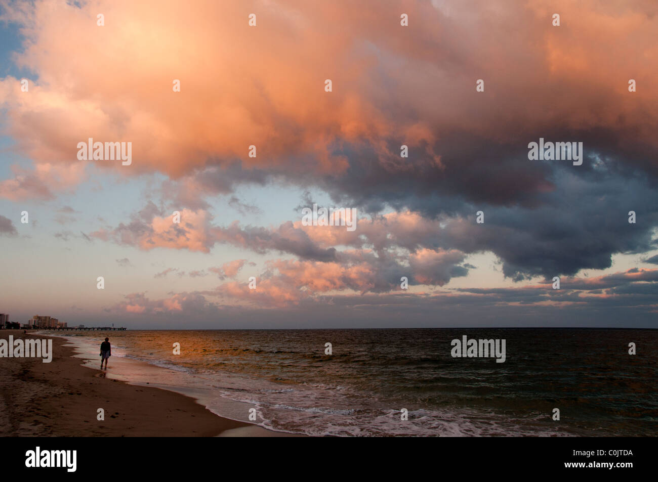 Dusk at the beach hi-res stock photography and images - Alamy