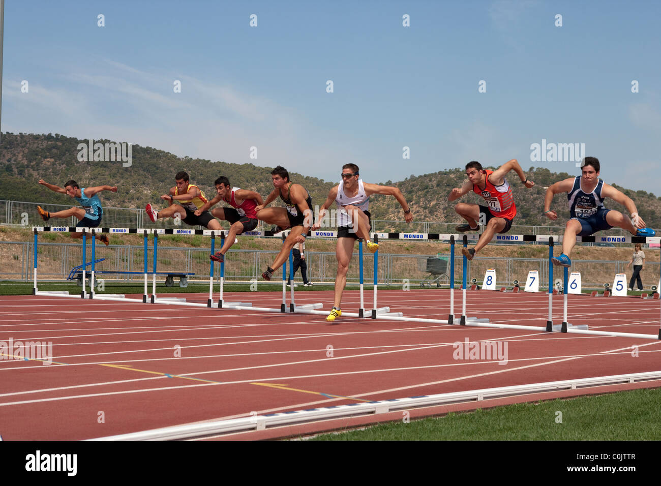 Men running race track hi-res stock photography and images - Alamy