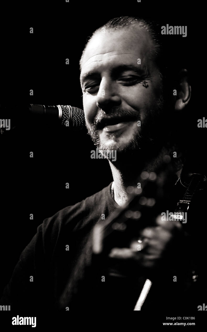 Jonny wickersham of social distortion hi-res stock photography and ...