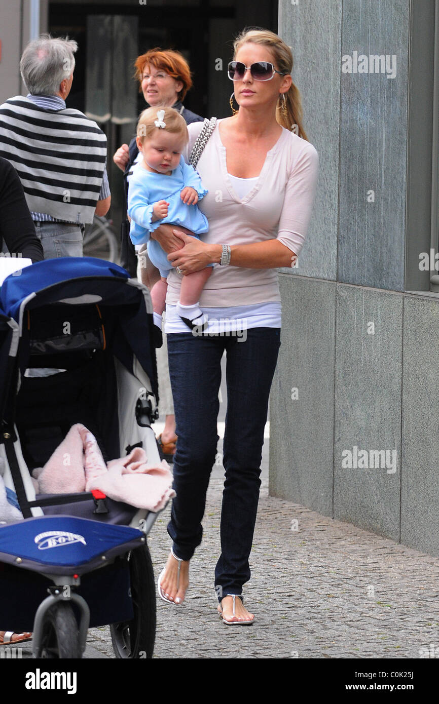 Kimberly Buffington with her daughter Zoe Grace arriving at the Regent ...