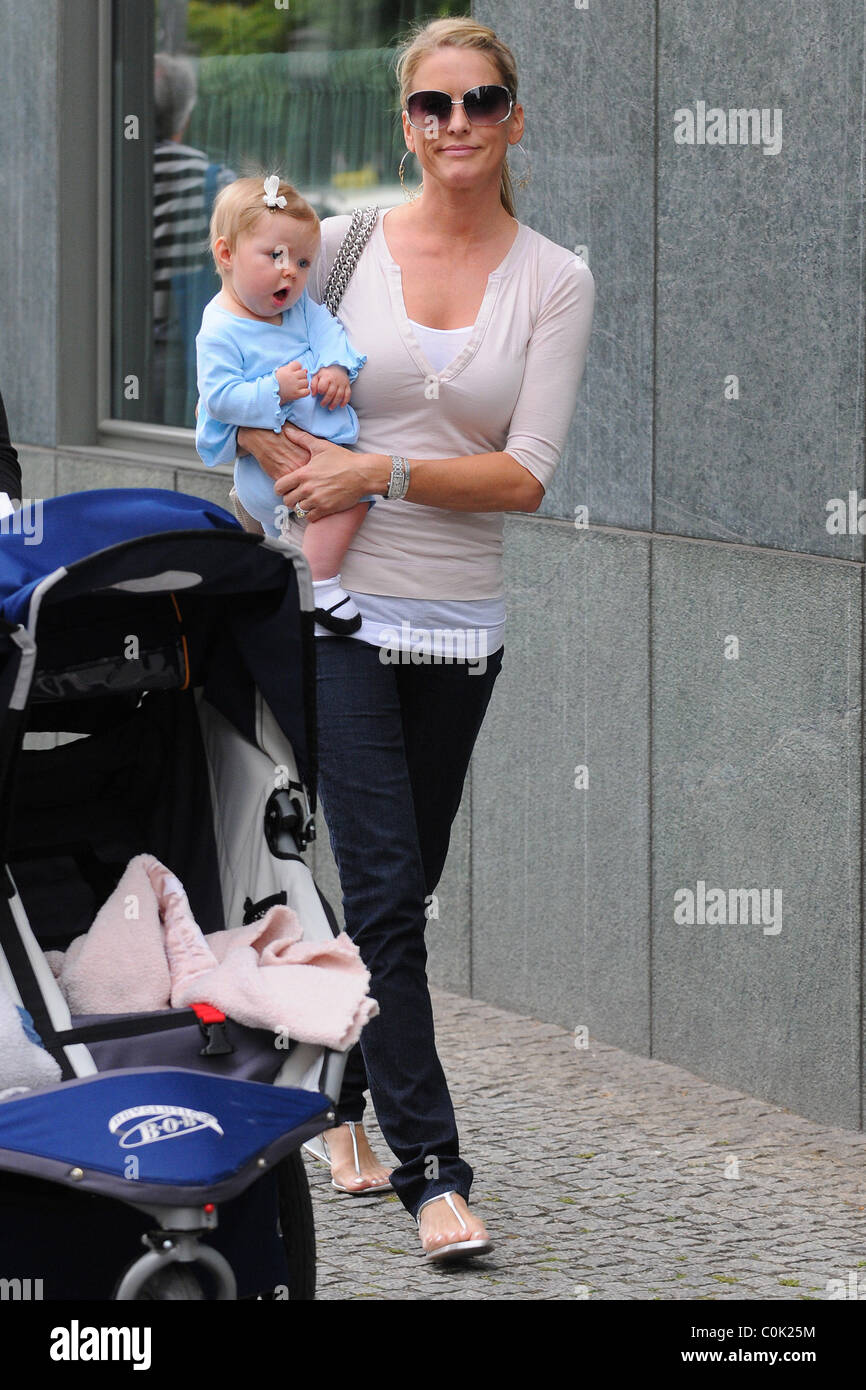 Zoe grace hi-res stock photography and images - Alamy