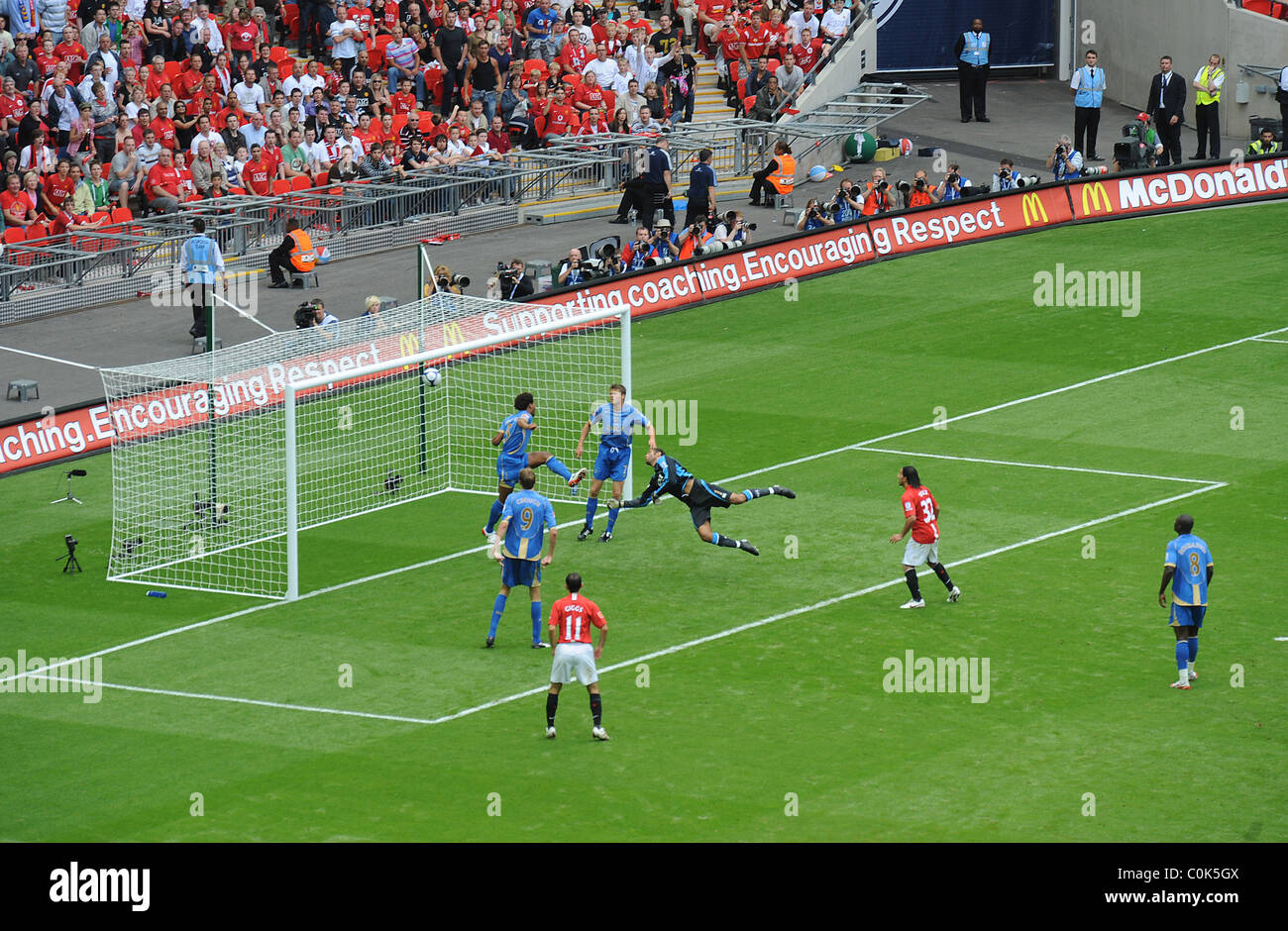 Fa community shield manchester united hi-res stock photography and ...