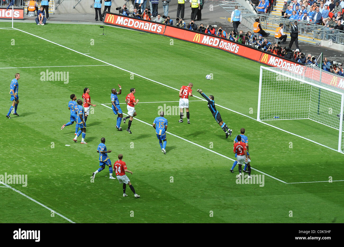 Fa community shield manchester united hi-res stock photography and ...