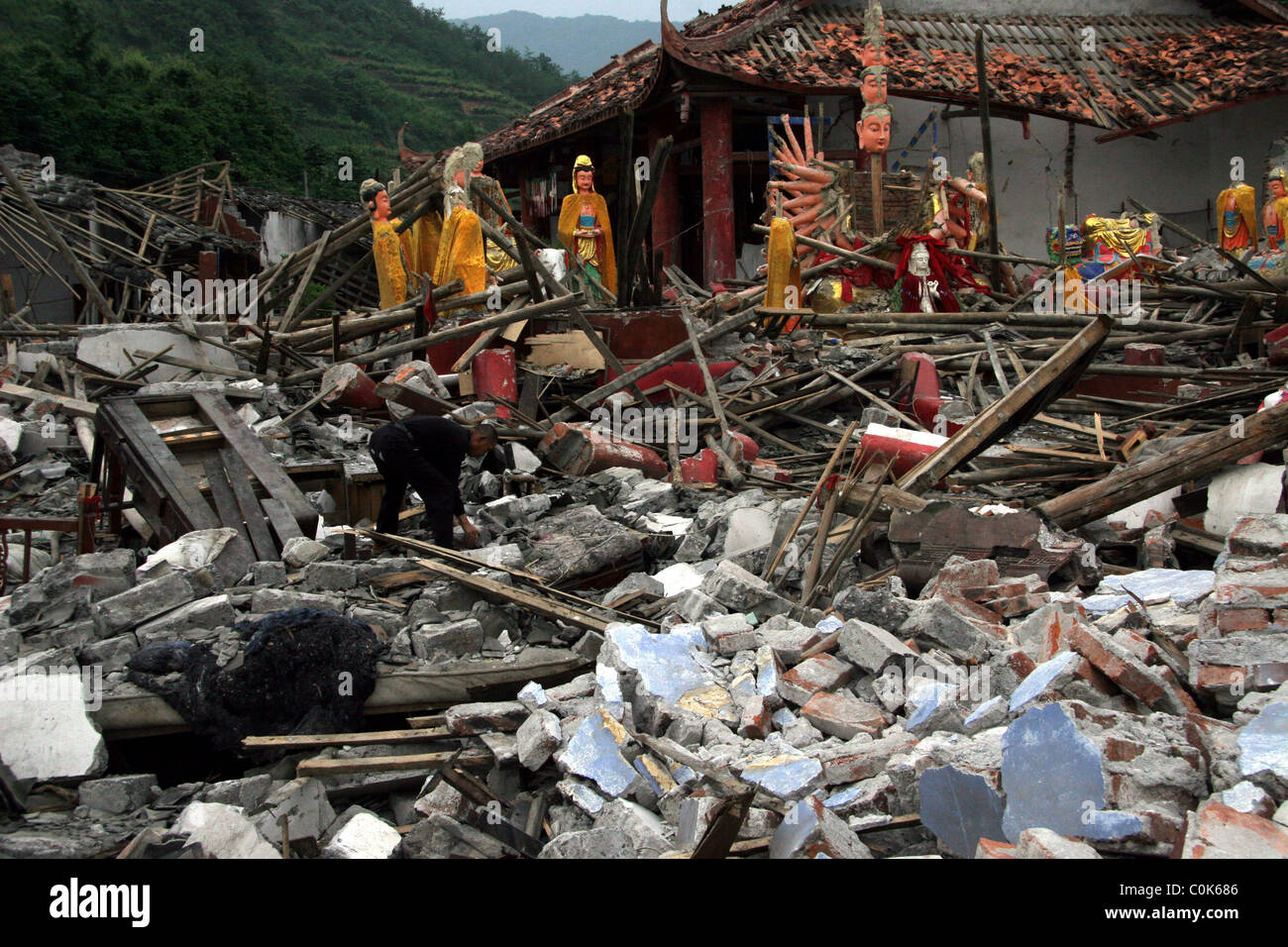 EARTHQUAKE FAMILIES RETURN TO SCENE The families of victims of the ...