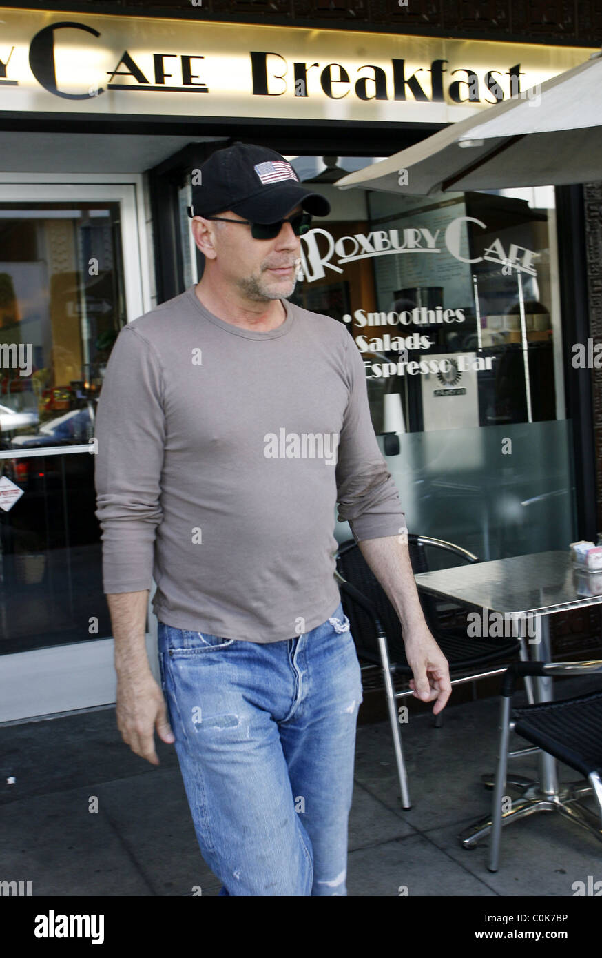 Bruce Willis has lunch with his daughter and her friends at Roxbury ...