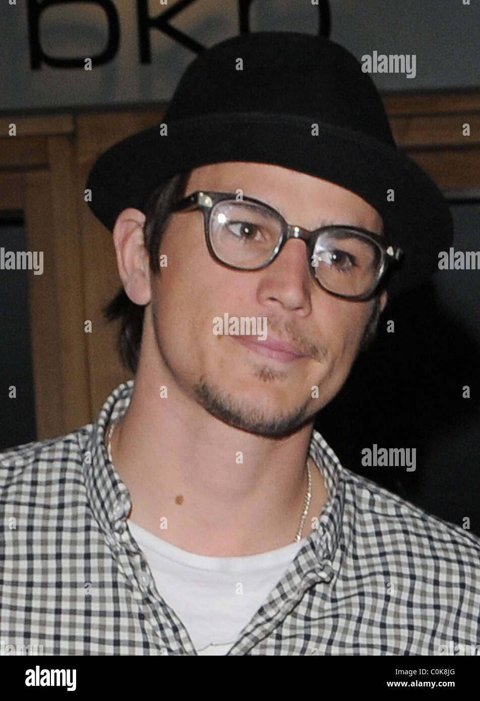 Josh Hartnett looked almost unrecognisable, as he walked through Soho ... Josh Hartnett looked almost unrecognisable, as he walked through Soho ...