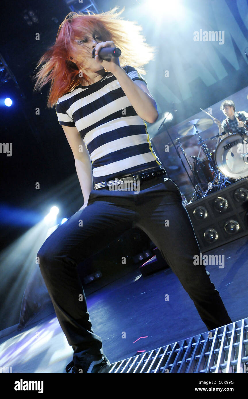 Hayley Williams of Paramore performing live at the Pacific Amphitheatre ...